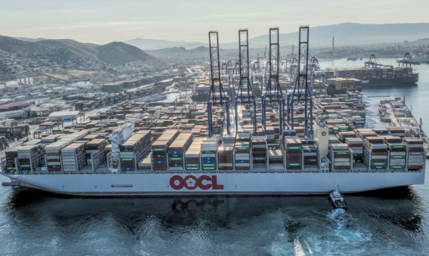 Στο Πειραιά κατέπλευσε ένα από το μεγαλύτερα Container ship στον κόσμο ...
